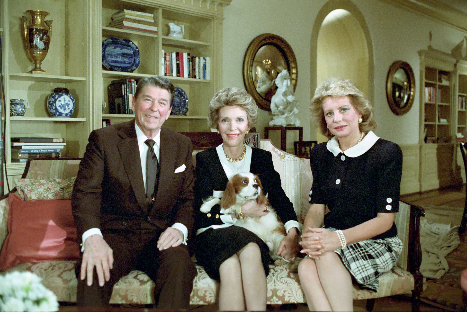 1920px-President_Ronald_Reagan,_Nancy_Reagan,_and_Rex_in_the_residence ...